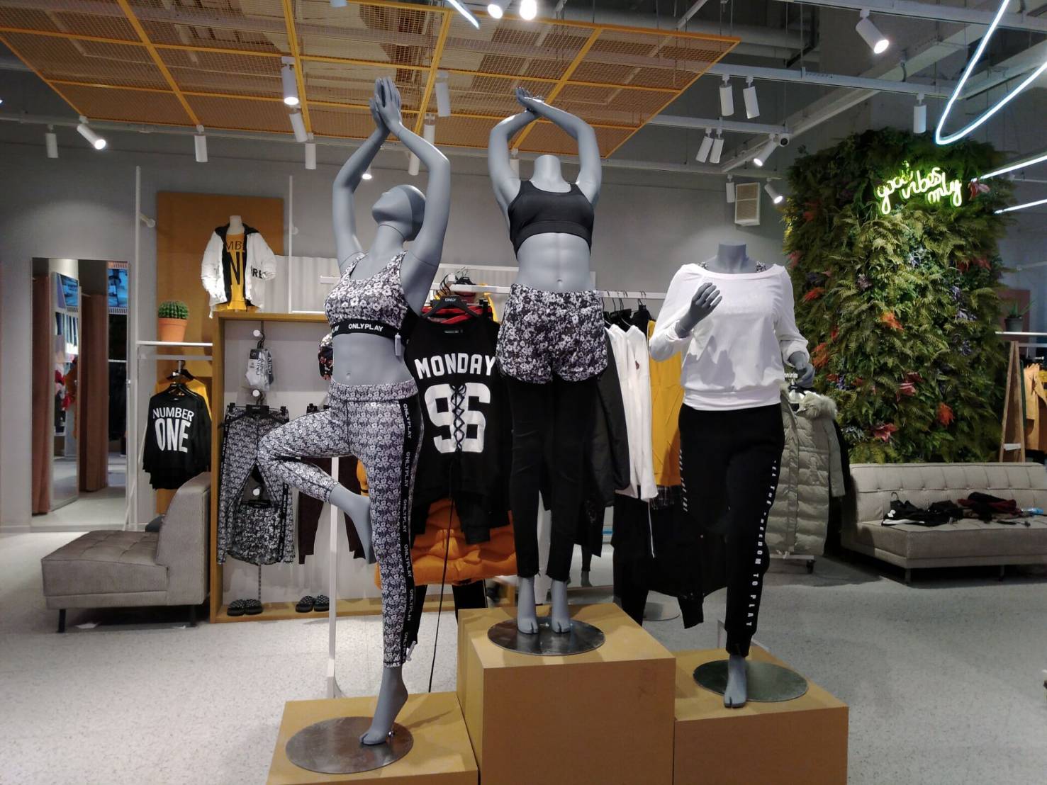 FMG ร้านขายหุ่นโชว์เสื้อผ้า FIRST MANNEQUIN GROUP